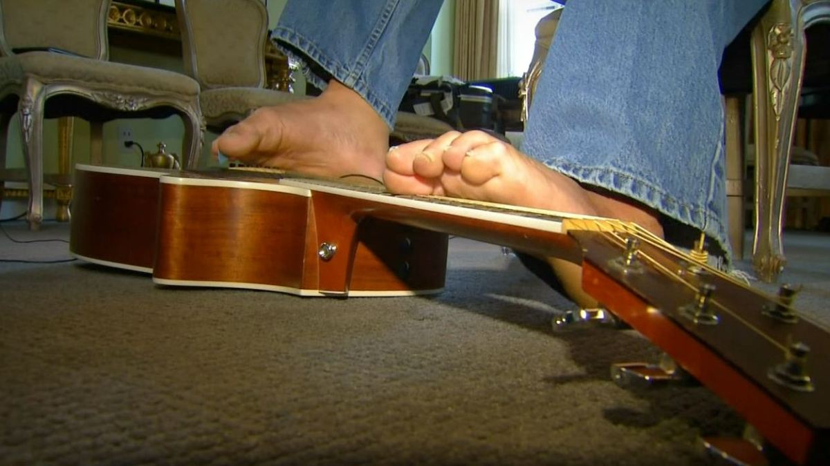 Man With No Arms Plays Guitar With Feet at Catholic Service – NBC Los ...