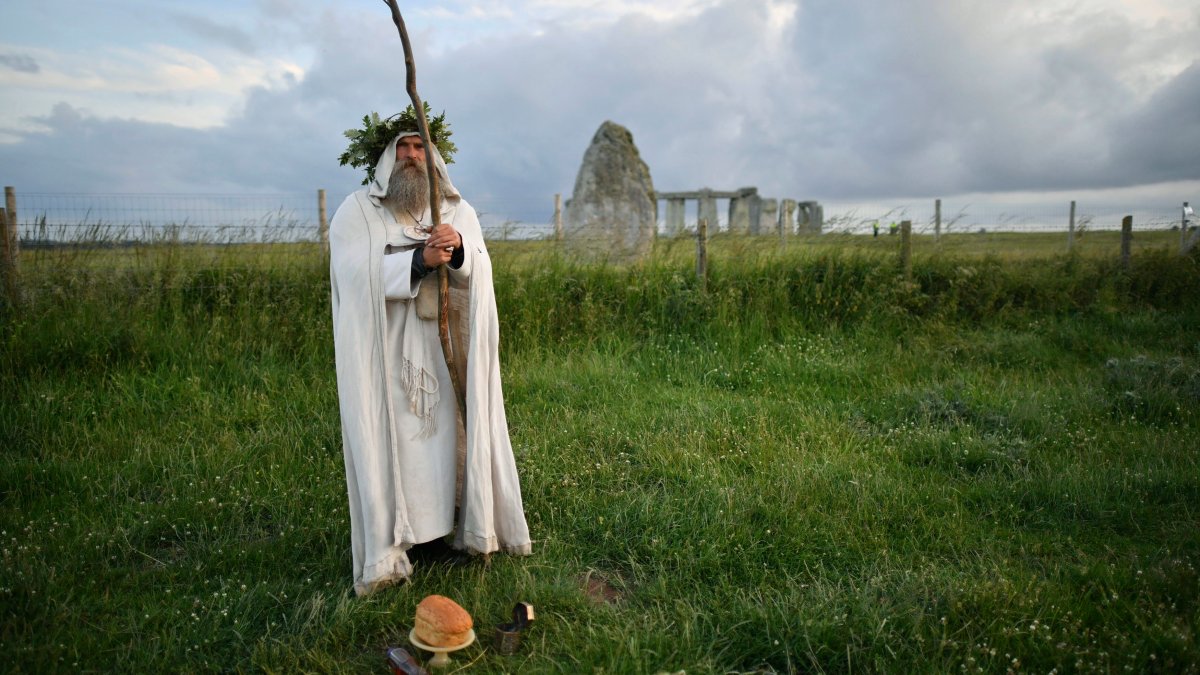 Scientists Find Huge Ring of Ancient Shafts Near Stonehenge – NBC Los ...