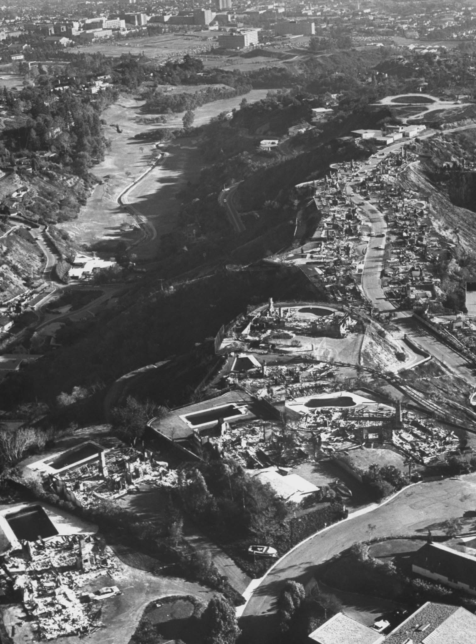 Photos: Scenes From the November 1961 Bel Air Fire Disaster – NBC Los ...