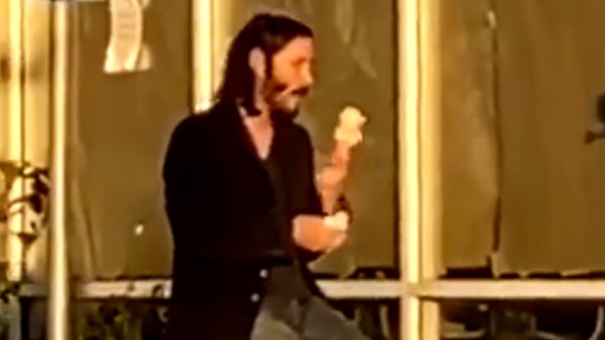 Keanu Reeves Eating Ice Cream in Alameda? – NBC Los Angeles