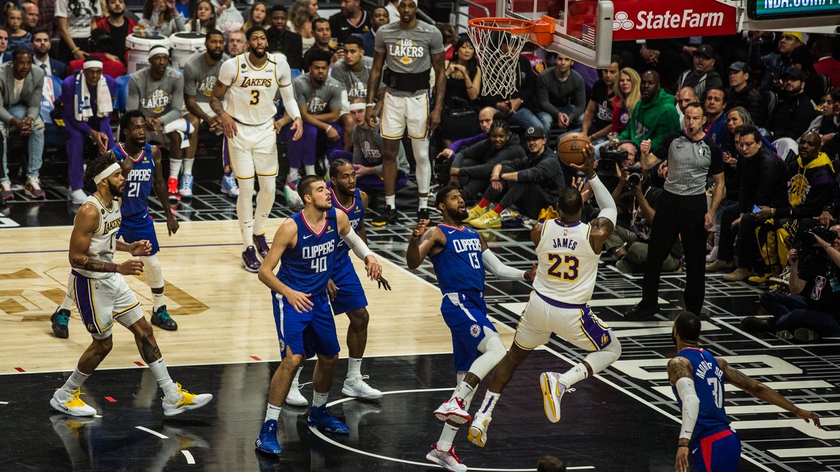 Photos: Lakers and Clippers Battle for LA – NBC Los Angeles