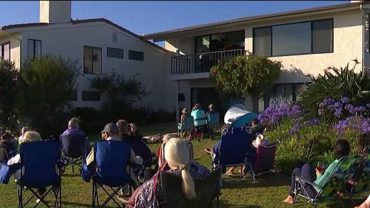Malibu Man Holds Balcony Concert – NBC Los Angeles