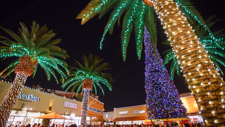 Citadel Outlets: Time to Light the Big Tree – NBC Los Angeles