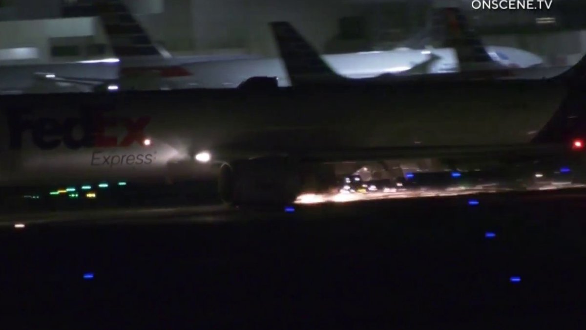 Sparks Fly When FedEx Plane With Landing Gear Problem Touches Down at LAX – NBC Los Angeles