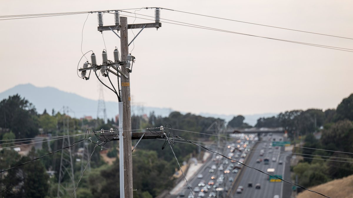 Man Climbs Utility Pole, Falls 50 Feet After He’s Shocked – NBC Los Angeles