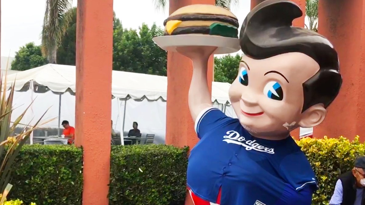 Burbank Bob’s Big Boy Sports Dodger Blue for World Series – NBC Los Angeles