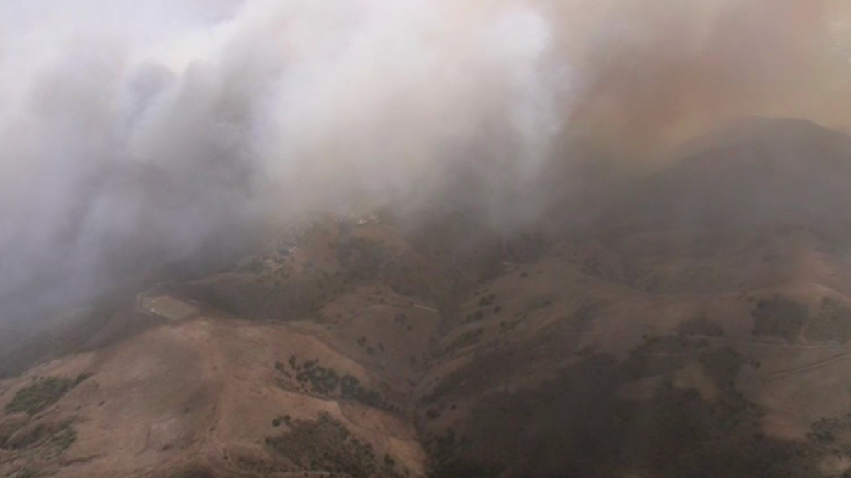 Blue Ridge Fire Spreads Quickly in the Yorba Linda Area – NBC Los Angeles