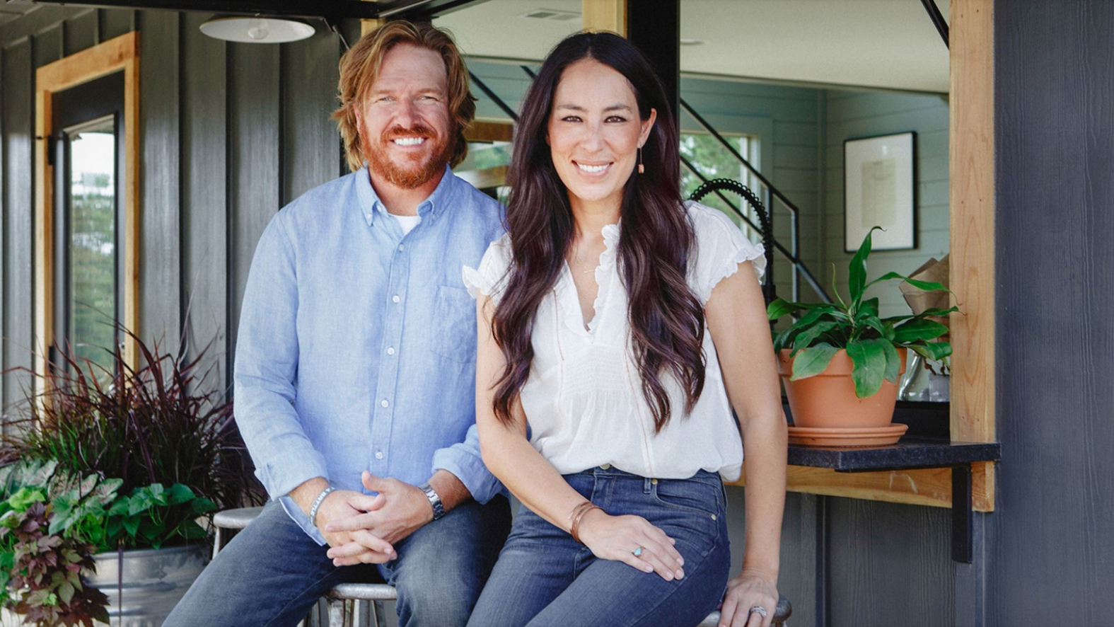 ‘fixer Upper Is Coming Back See Chip And Joanna In Preview For Their