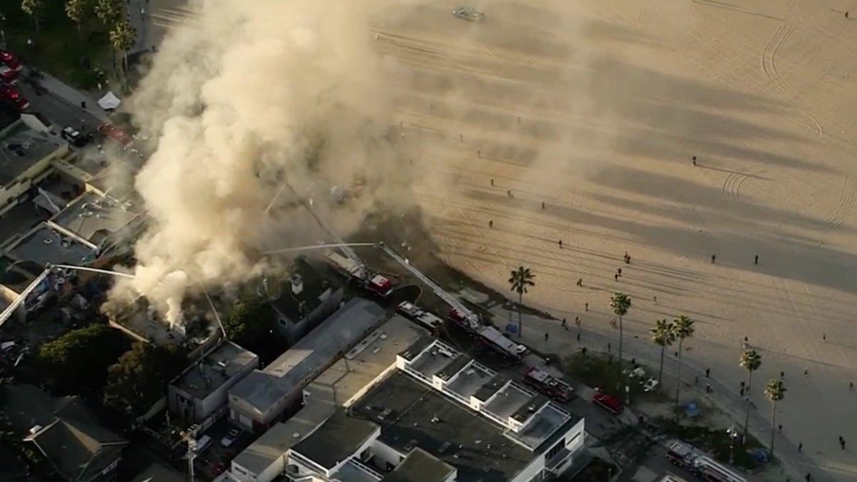 Fire Destroys Vacant Commercial Building Near Venice Beach Boardwalk ...