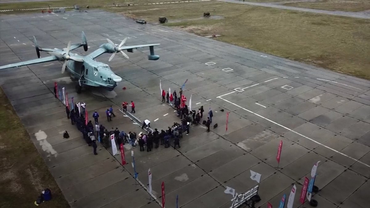 WATCH: Powerlifter Pulls 35 Ton Aircraft – NBC Los Angeles