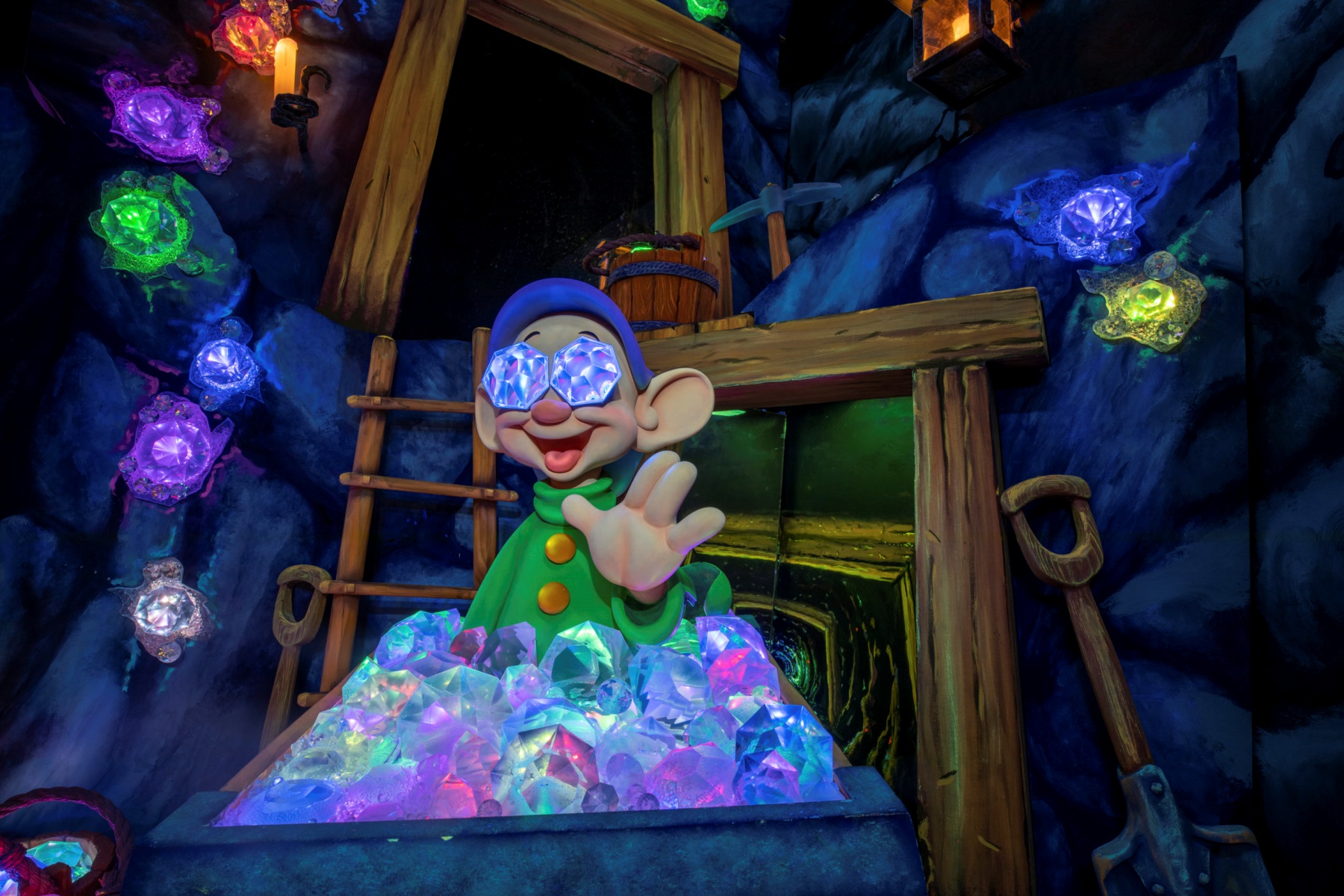 Disneylands Reimagined Snow White Ride Has Debuted Nbc Los Angeles