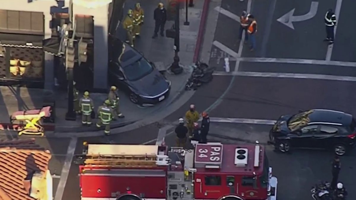 Car Crashes Into Cheesecake Factory in Pasadena – NBC Los Angeles