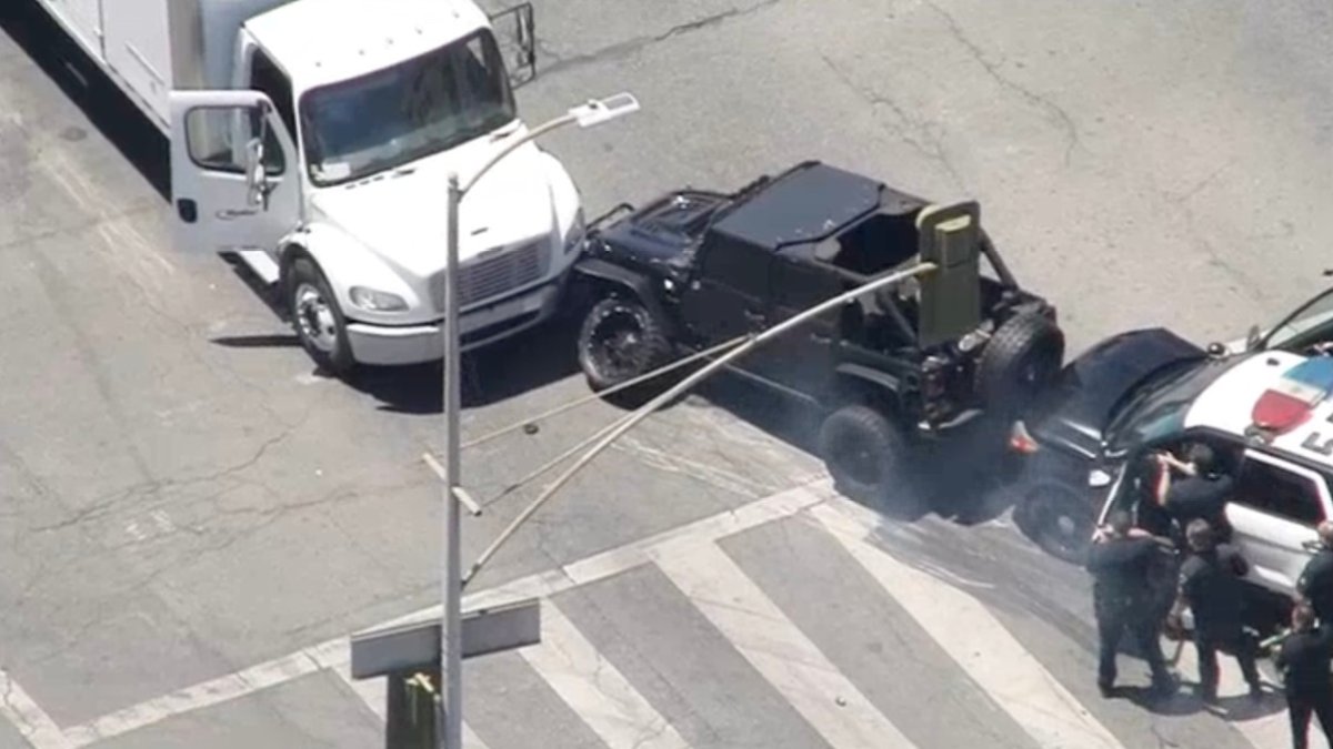 Jeep Wrangler Driver Rams LAPD SUV in Hollywood – NBC Los Angeles