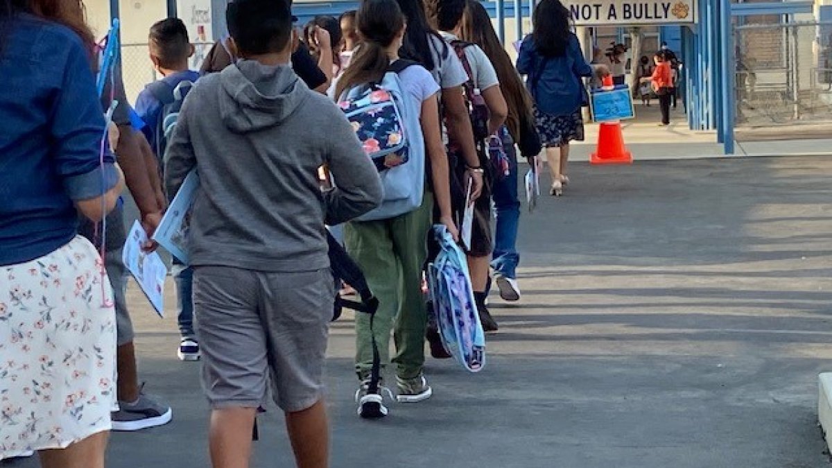 LAUSD Schools Require Students Wear Non-Cloth Face Masks – NBC Los Angeles