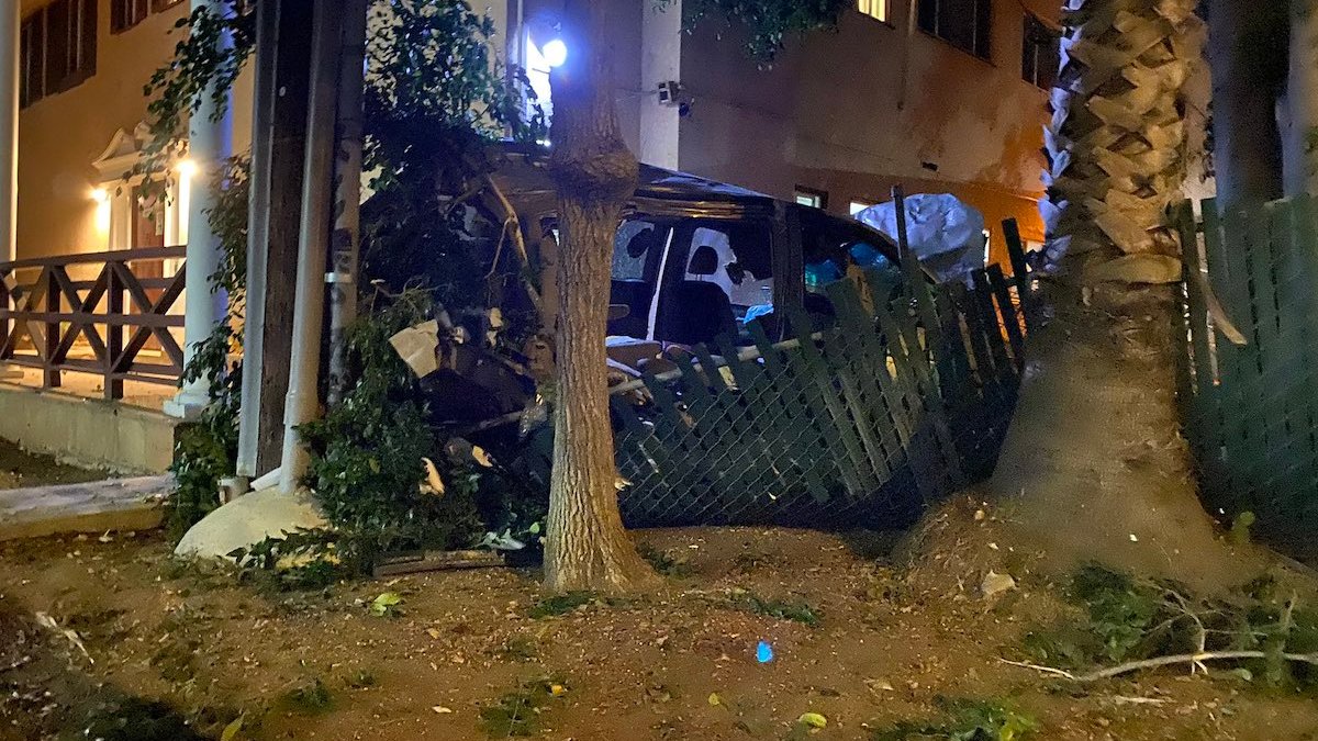 Man Killed When Minivan Crashes Into Yard – NBC Los Angeles