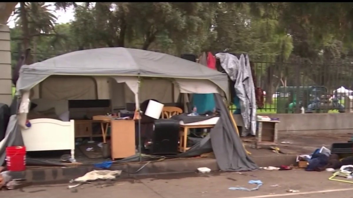 Crews Clean Homeless Encampment in Brentwood – NBC Los Angeles