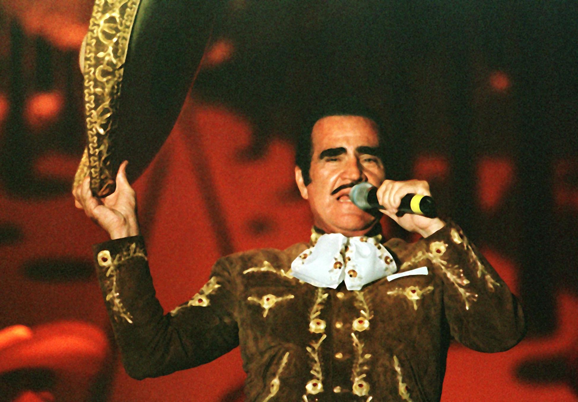 PHOTOS: Vicente Fernández Through the Years – NBC Los Angeles