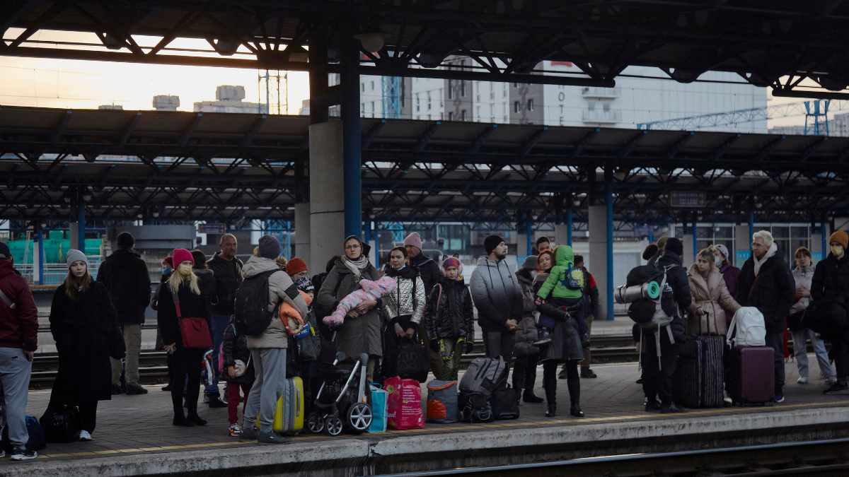 Fleeing to the Border: Over 150,000 Ukrainians Seek Refuge – NBC Los ...