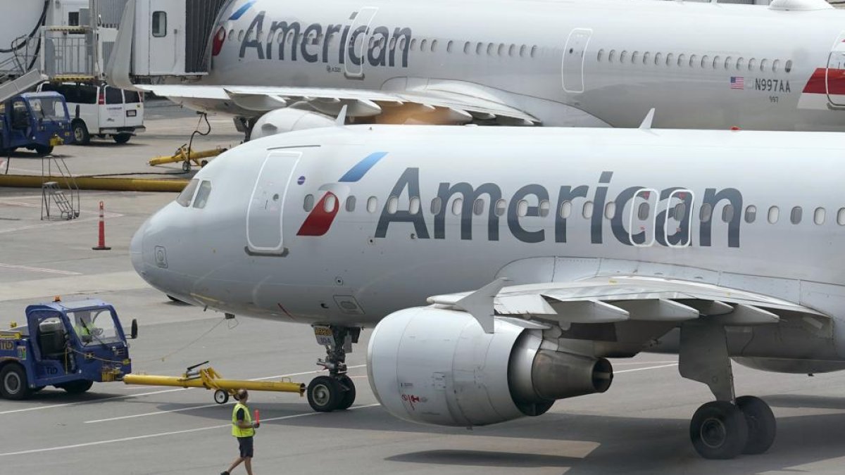 Mother Claims American Airlines Lost Her Daughter, 12, at Miami ...