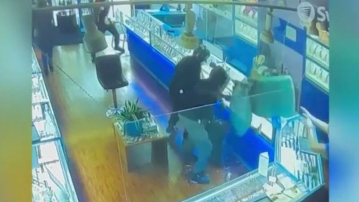 Watch: Employees Throw Chairs at Jewelry Store Robbers – NBC Los Angeles