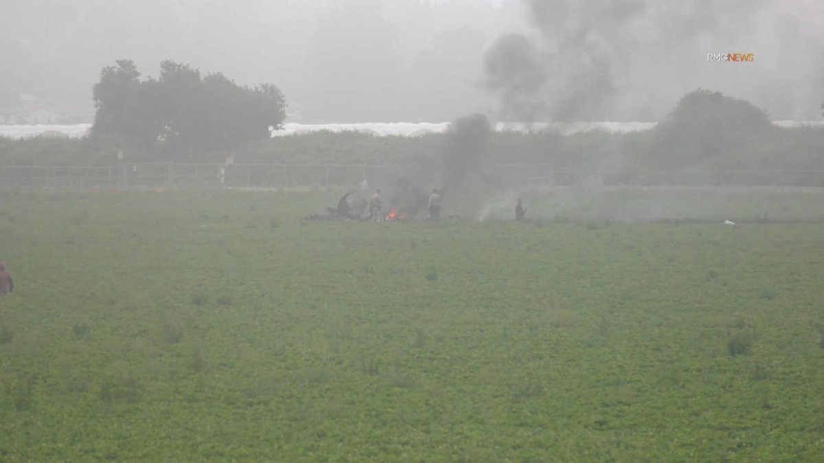 Small Plane Crashes In Oxnard Strawberry Field Nbc Los Angeles