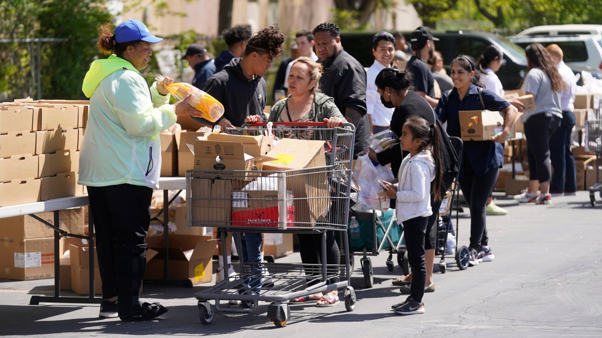 Long Lines Are Back at US Food Banks as Inflation Hits High – NBC Los ...