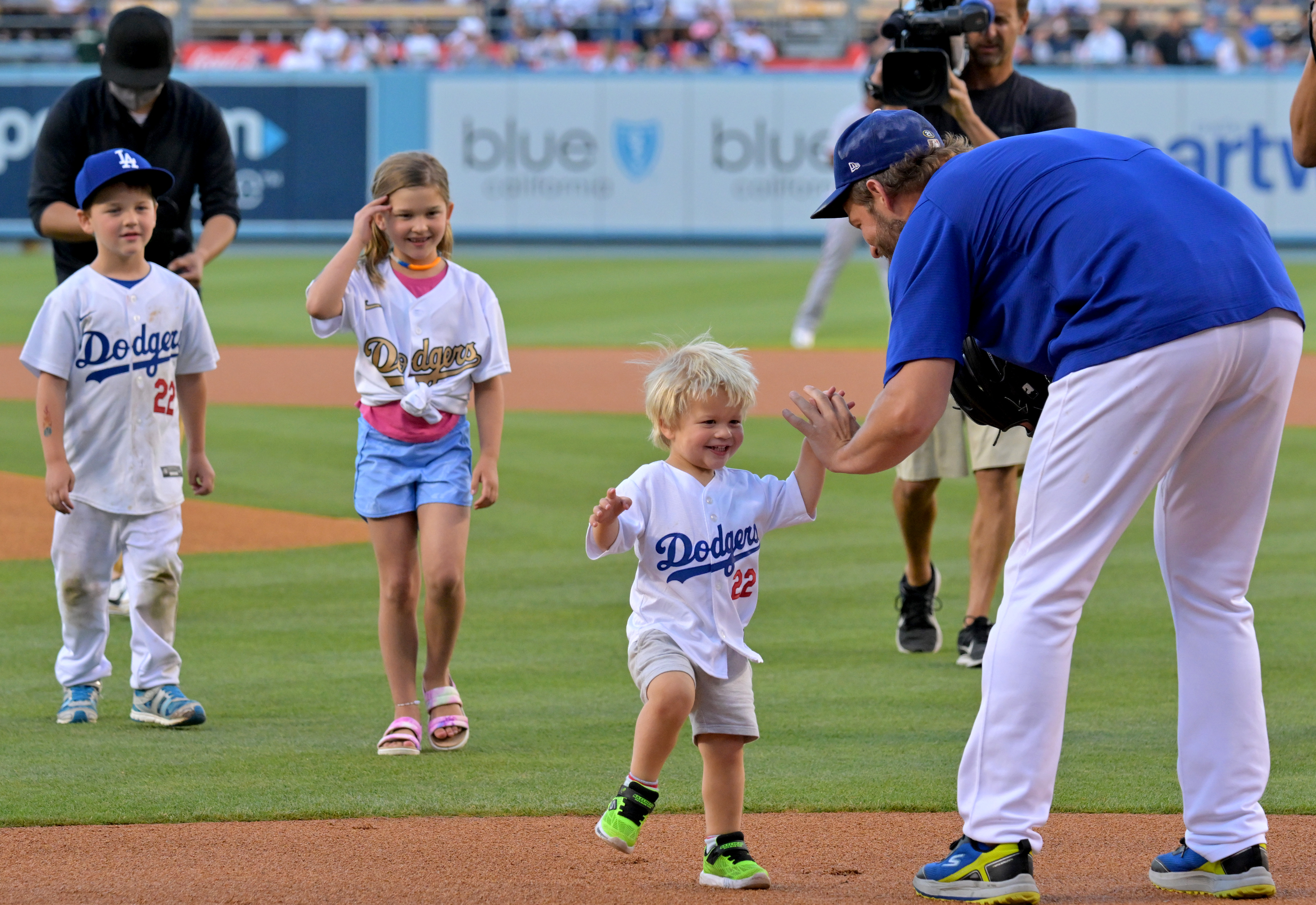 Photos: Who Threw Out the First Pitch at Dodger Stadium? – NBC Los Angeles