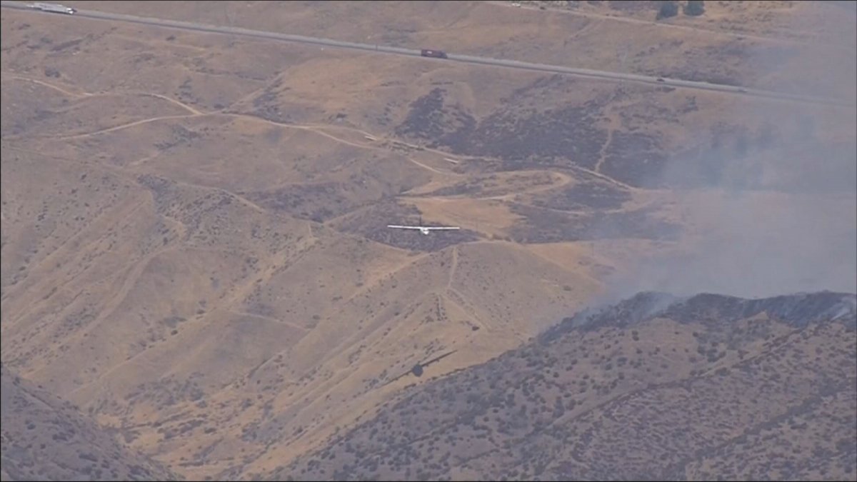 Plane Drops Retardant on Castaic Brush Fire – NBC Los Angeles