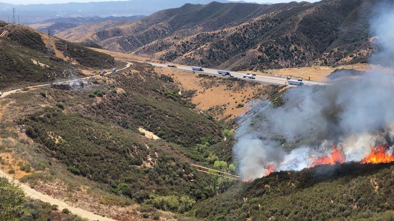 Small Brush Fire Burns Near 5 Freeway in Castaic – NBC Los Angeles