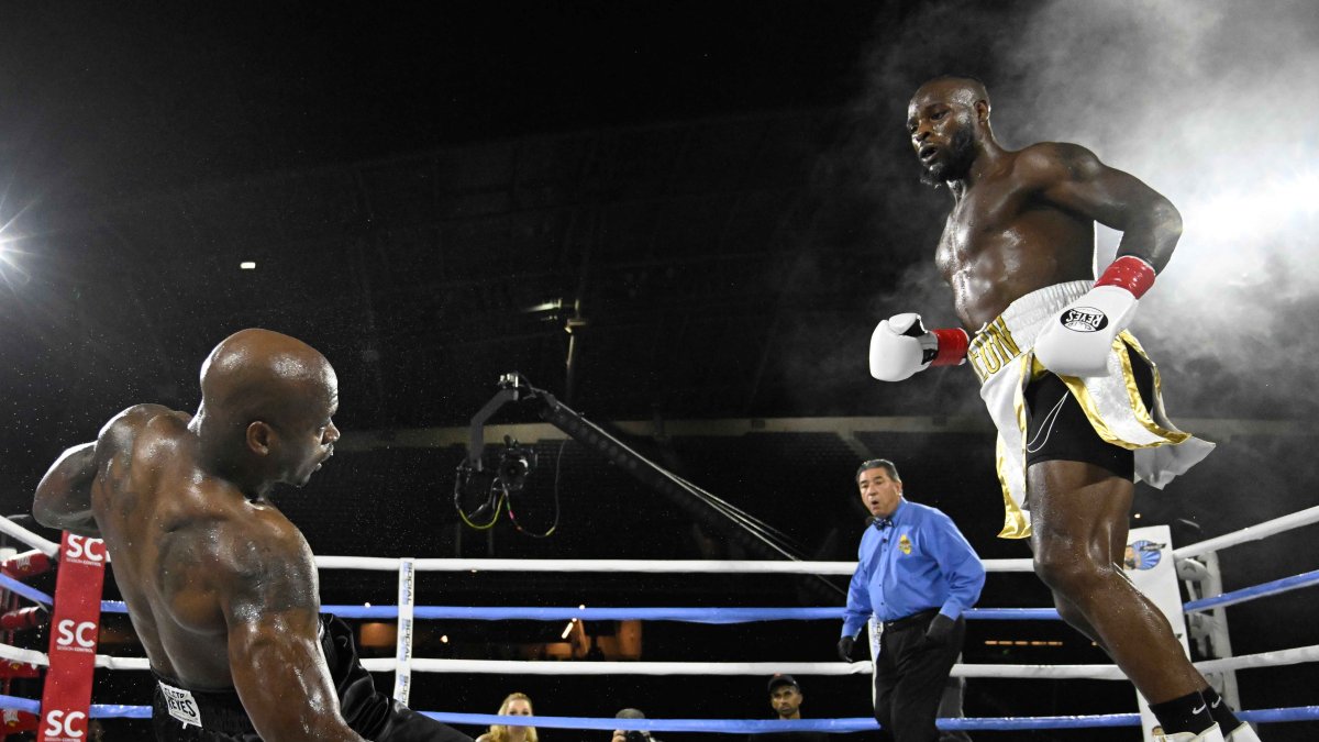 Watch: Le’Veon Bell Knocks Out Adrian Peterson in Boxing Match – NBC ...