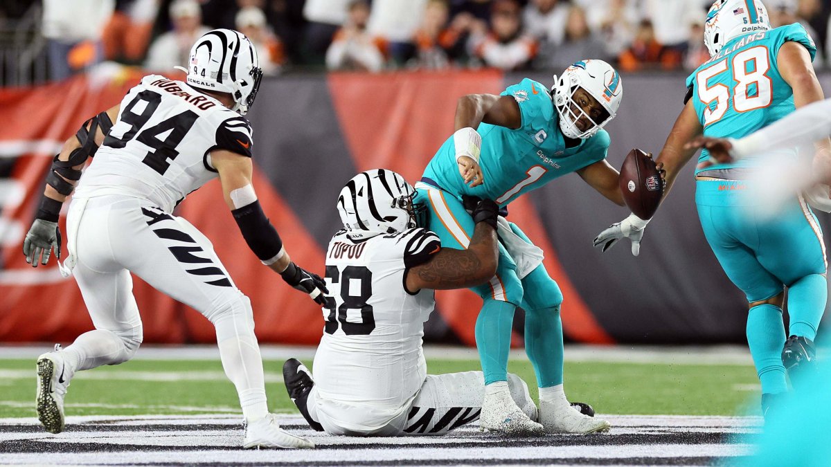 Dolphins’ Tua Tagovailoa Suffers Scary Head Injury, Leaves in Ambulance ...