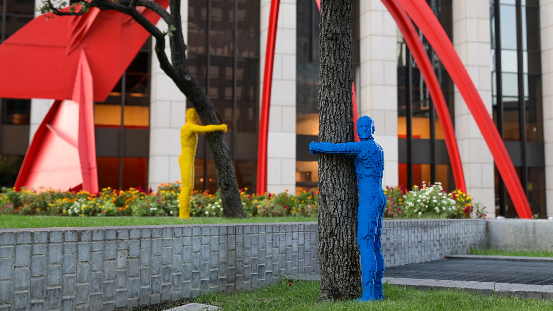 ‘Hugman’ Sculptures, Made From LEGO Bricks, Grace a DTLA Plaza – NBC ...