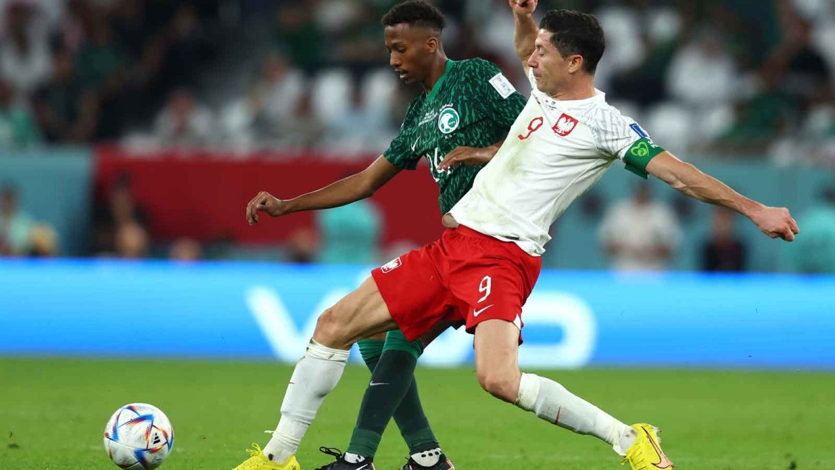 Robert Lewandowski Nets Long-Awaited World Cup Goal to Lift Poland to 2 ...