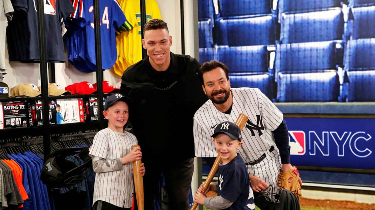 Aaron Judge Photobombs Yankees Fans With Jimmy Fallon – NBC Los Angeles