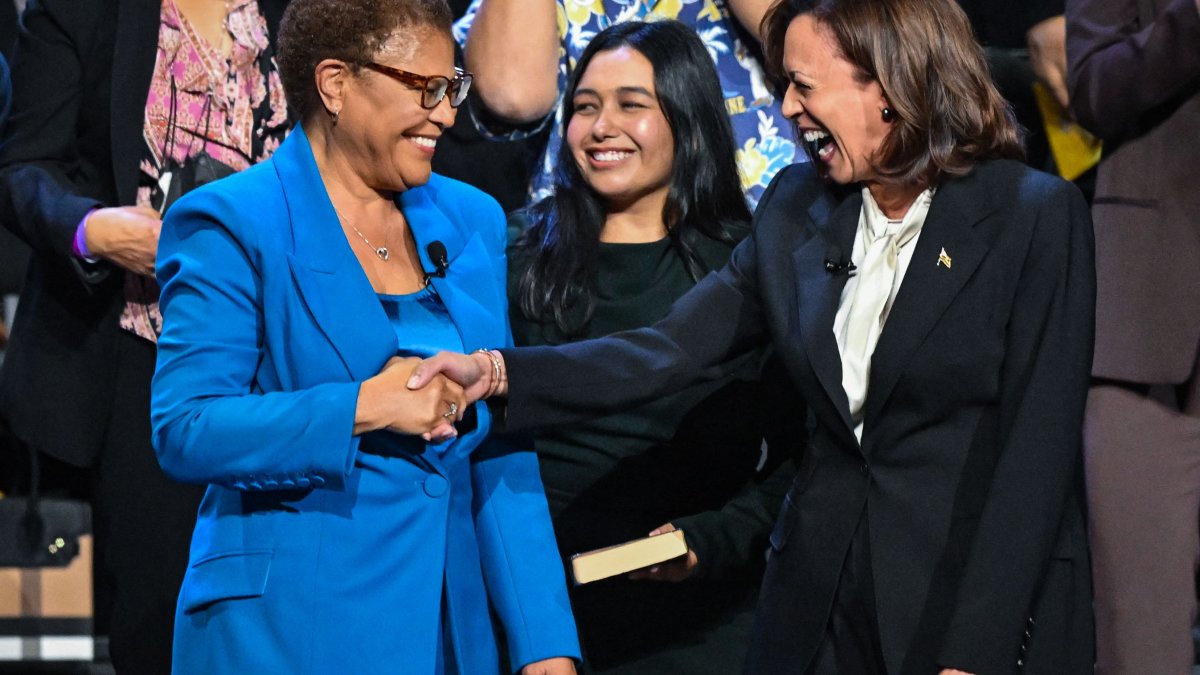 Karen Bass Sworn In As Las First Female Mayor In Historic Inauguration