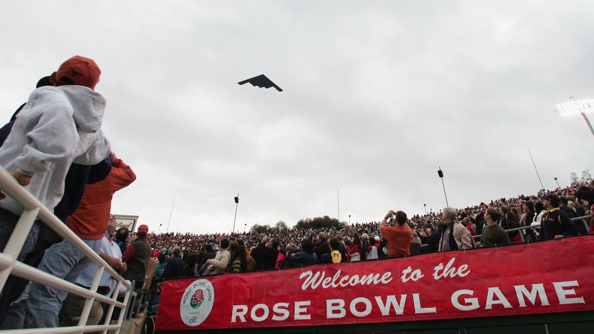 B-2 Spirit Bomber to fly over Rose Parade and Rose Bowl – NBC Los Angeles