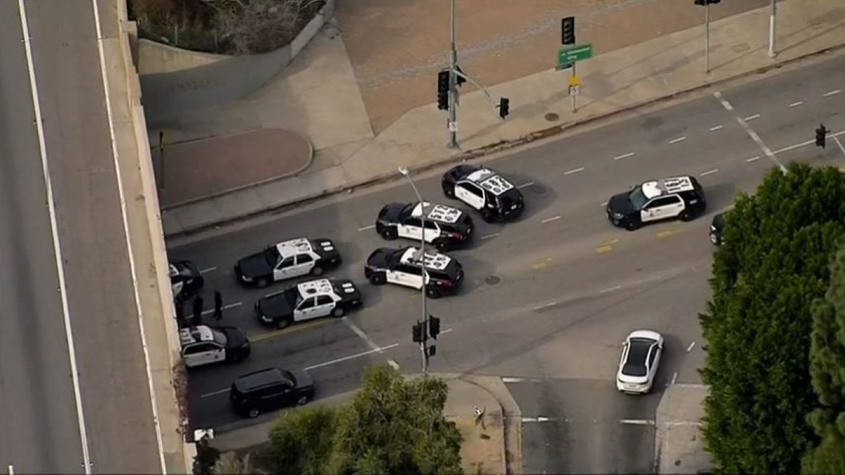 Officers Chase Driver on 101 Freeway in Hollywood – NBC Los Angeles