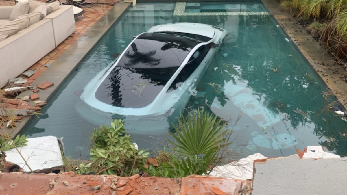 Three Rescued From Tesla That Crashed Into Pasadena Pool – NBC Los Angeles