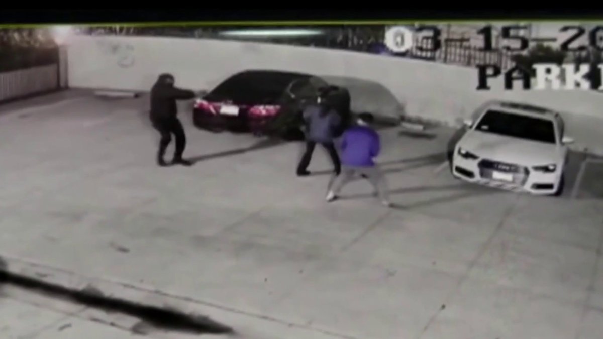 Video Captures Gunpoint Robbery In Koreatown Nbc Los Angeles