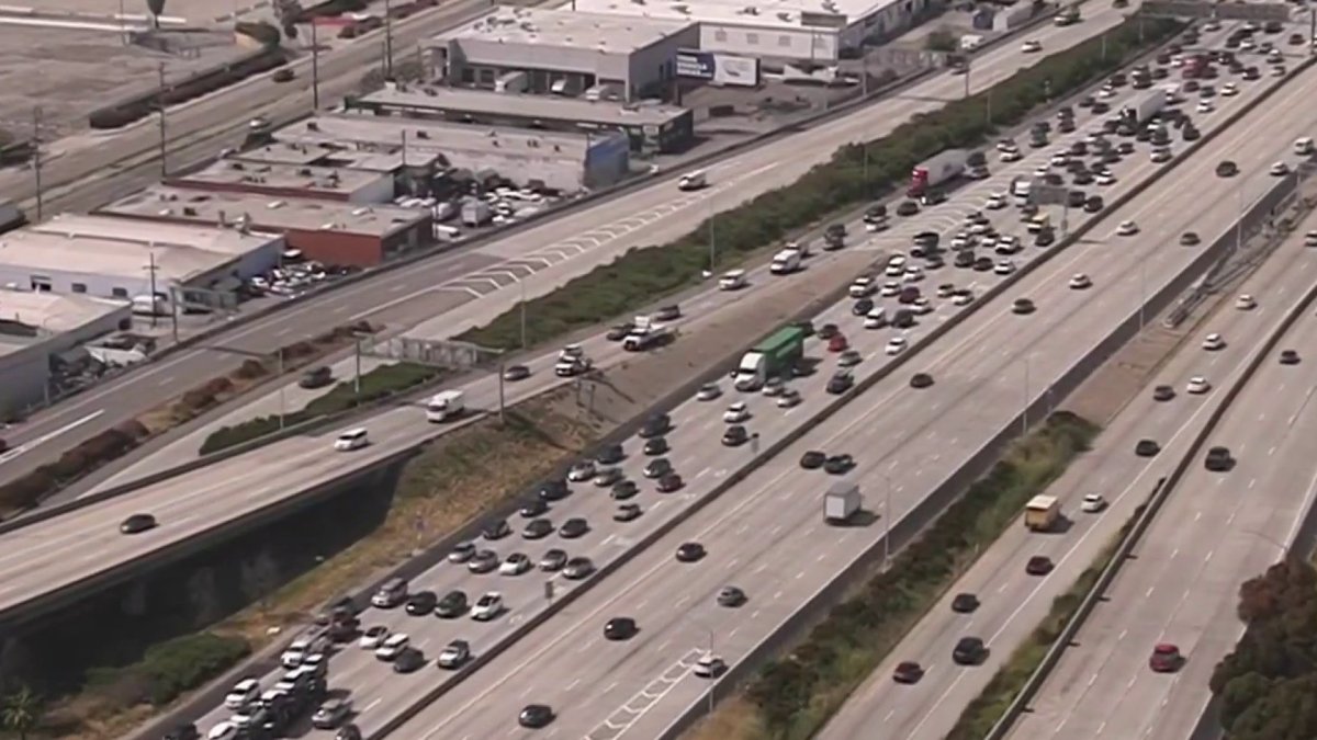 Death Investigation Snarls 405 Freeway Near LAX – NBC Los Angeles
