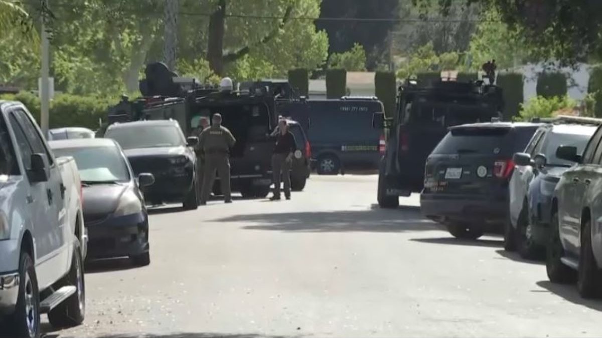 Homes Evacuated During SWAT Standoff in Canyon Country – NBC Los Angeles