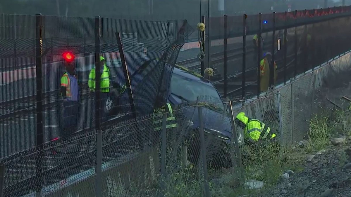 Train Strikes Suv That Crashed Off 210 Freeway Nbc Los Angeles
