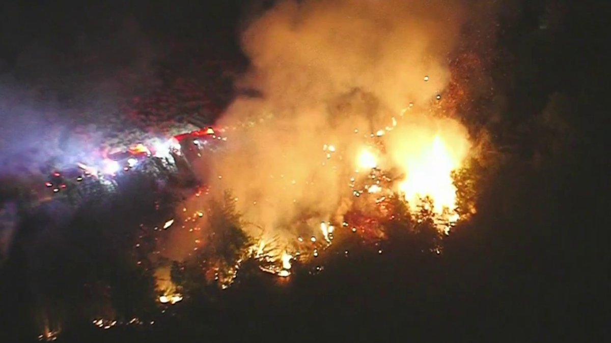 Fire Burns Near Homes in Eastvale – NBC Los Angeles