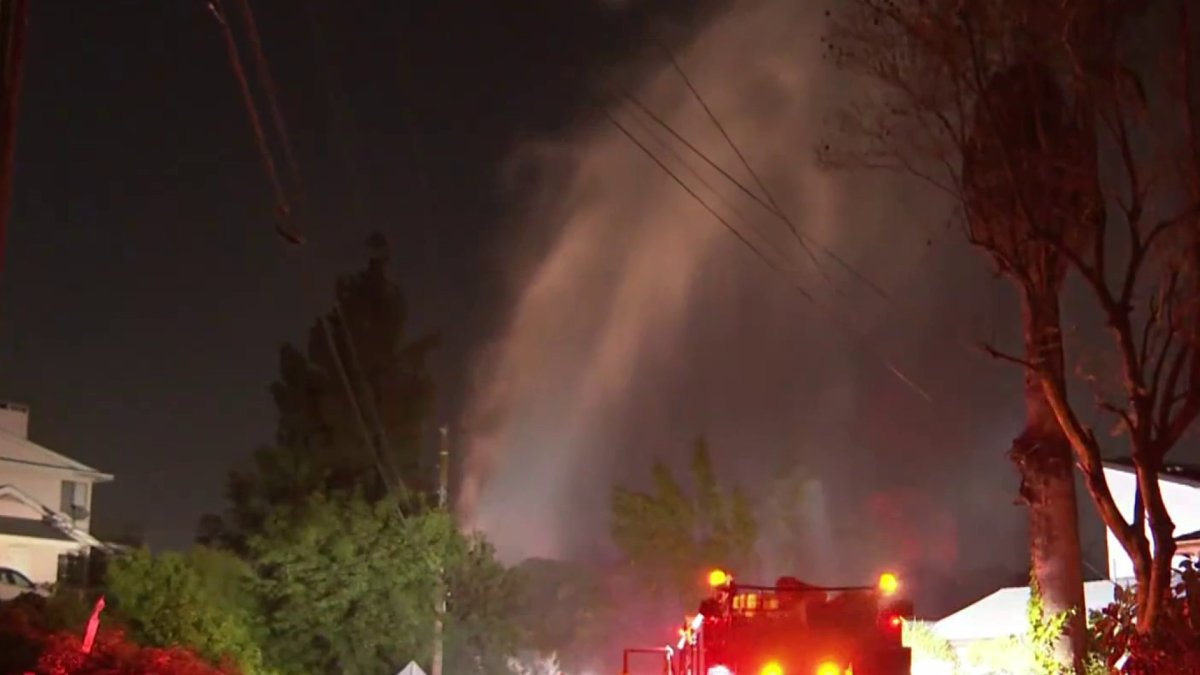 Sheared Hydrant Floods Sherman Oaks Neighborhood – NBC Los Angeles