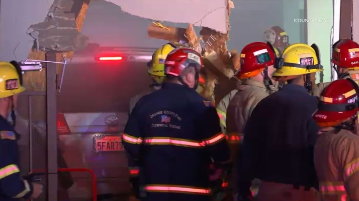 Minivan Crashes Into Santa Ana Apartment – NBC Los Angeles