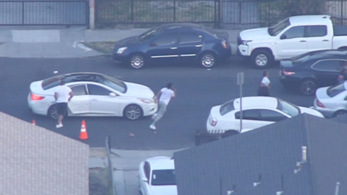 Three people ditch car, get into 2 other in LA pursuit – NBC Los Angeles