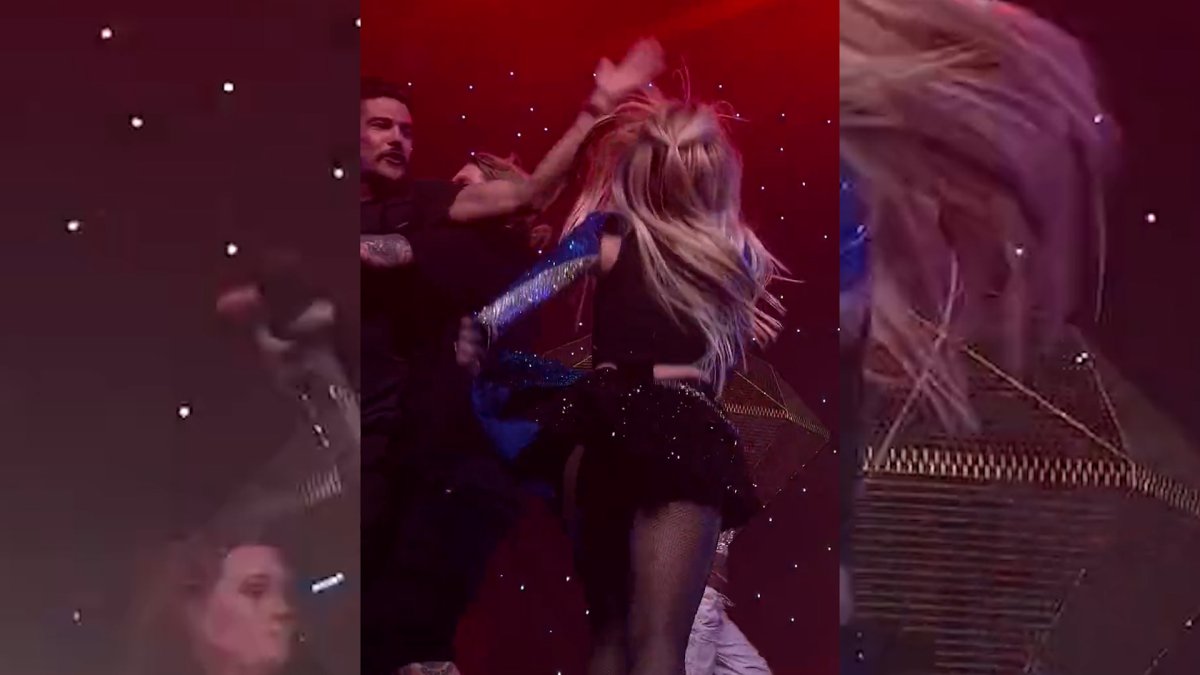 Video Pop Singer Ava Max Slapped By Concertgoer On Stage In Los Angeles Nbc Los Angeles