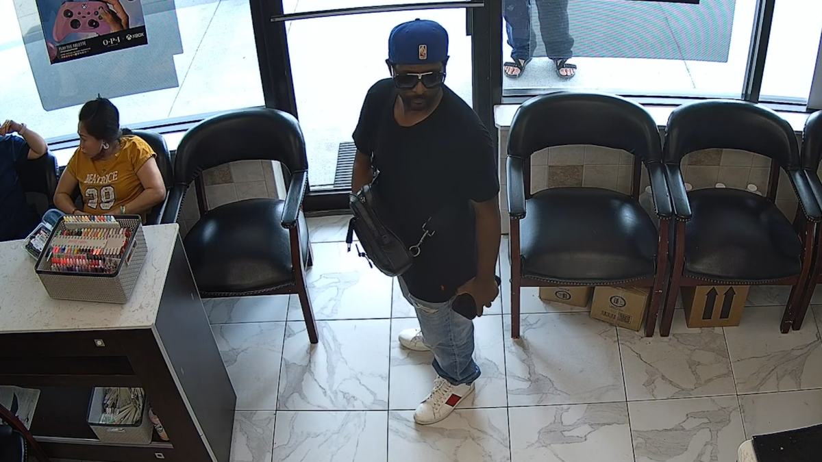 Watch: Robbery fails after customers ignore would-be robber – NBC Los ...