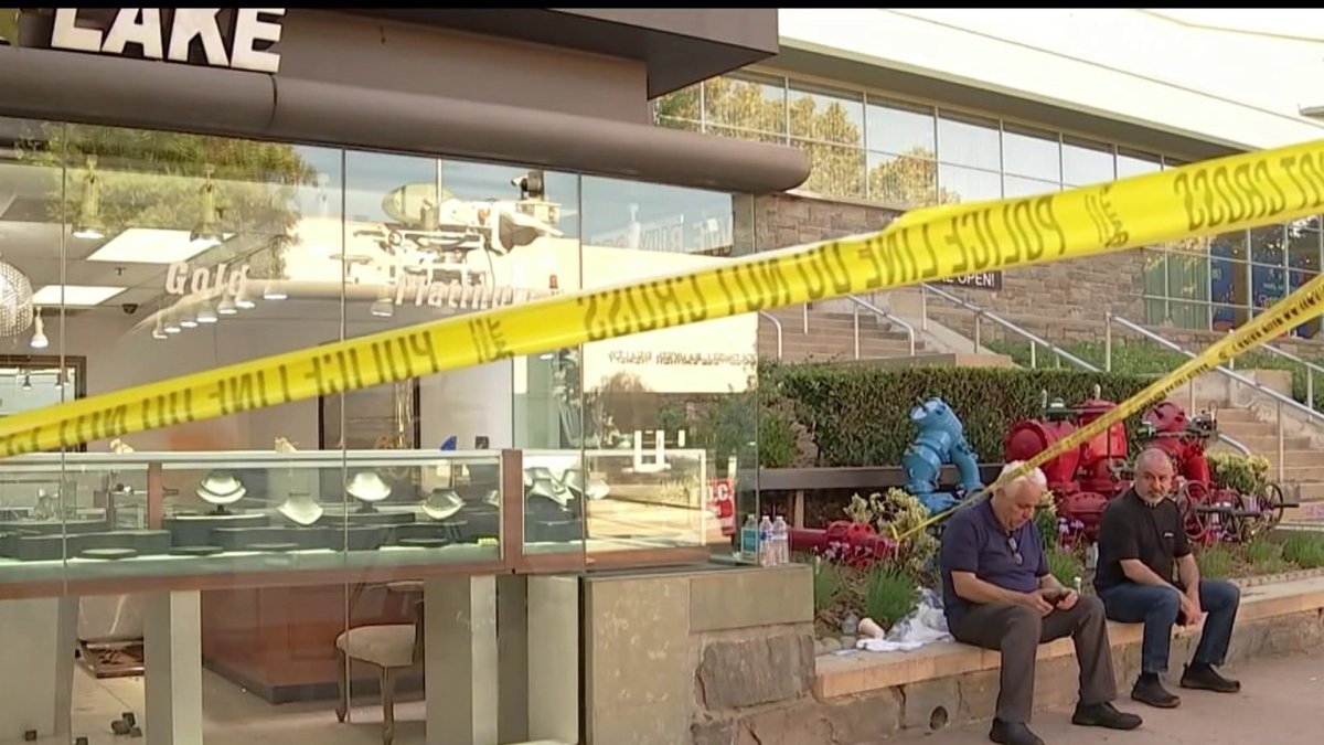 Police Search For Smash And Grab Robbers In Pasadena Nbc Los Angeles