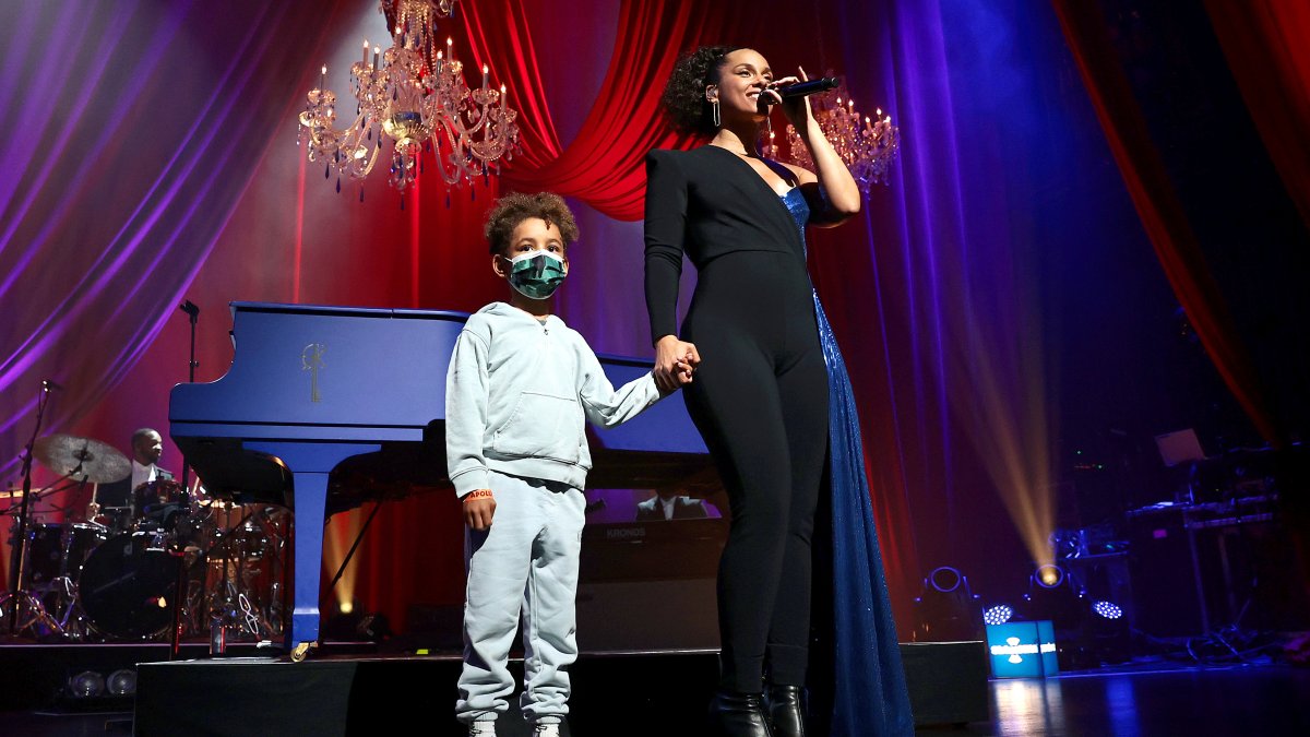 Alicia Keys’ son guards mom in Seattle show amid object throwing ...